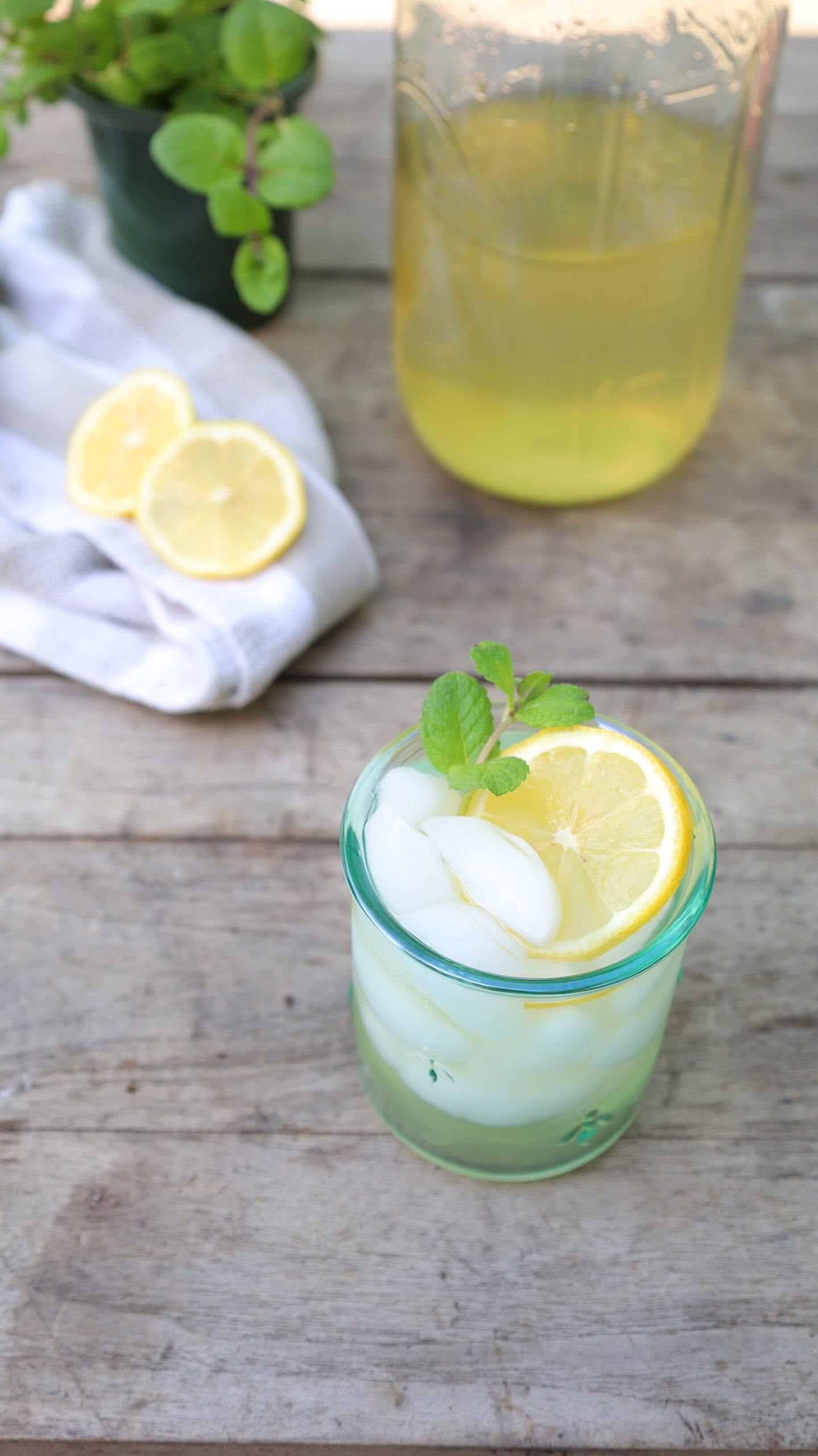 Garden-Fresh Mint Iced Tea (apple mint tea) - Healthy Elizabeth